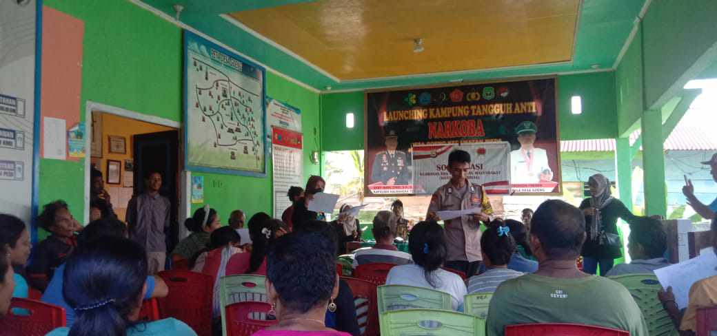 Kepala desa goeng kecamatan weda Robinson Fredek salur kan BLT dan ...